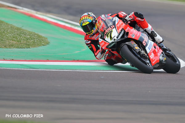 Superbike, FP1 GP Aragon 2020: Chaz Davies svetta davanti a Michael Rinaldi