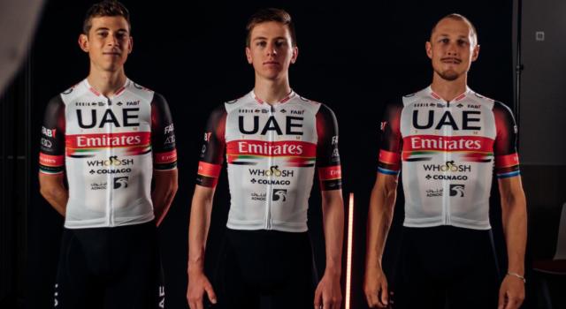Ciclismo, la UAE Team Emirates presenta la maglia che i suoi corridori ...
