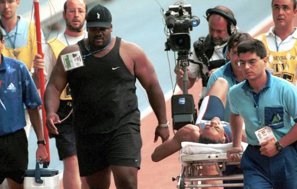 Atletica, CJ Hunter è morto all'età di 52 anni: fu oro nel getto del ...