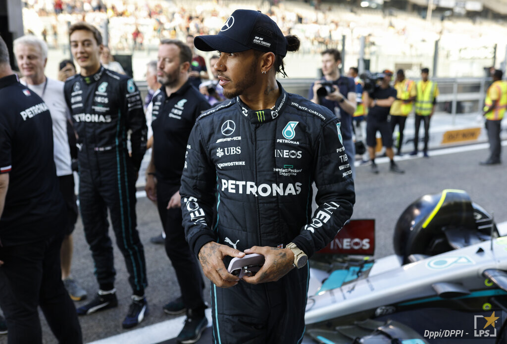 F1, Lewis Hamilton ribadisce: "Il GP d'Abu Dhabi del 2021 fu truccato"