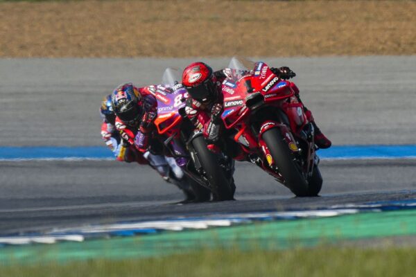 LIVE MotoGP, GP Thailandia 2024 in DIRETTA: Bagnaia vince sul bagnato, 2° Martin, caduto Marquez