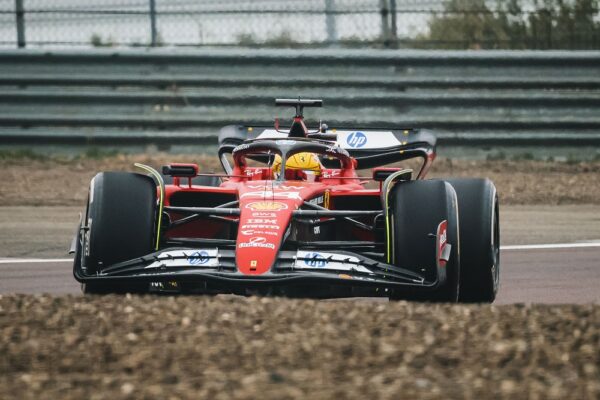 F1, Lewis Hamilton debutta in pista con la Ferrari: casco giallo, al volante della SF-23 a Fiorano
