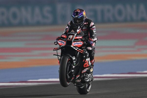 Brutta caduta per Jorge Martin in Qatar: tragedia sfiorata con Di ...