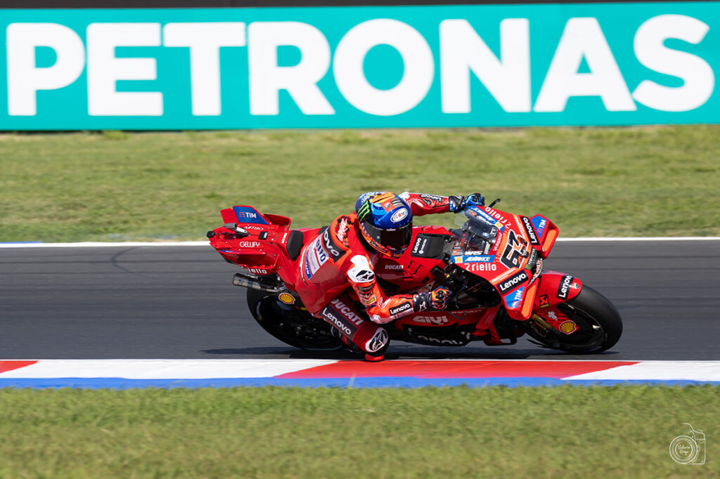 LIVE MotoGP, GP Indonesia 2025 in DIRETTA: rimonta pazzesca e vittoria all'ultimo giro per ...