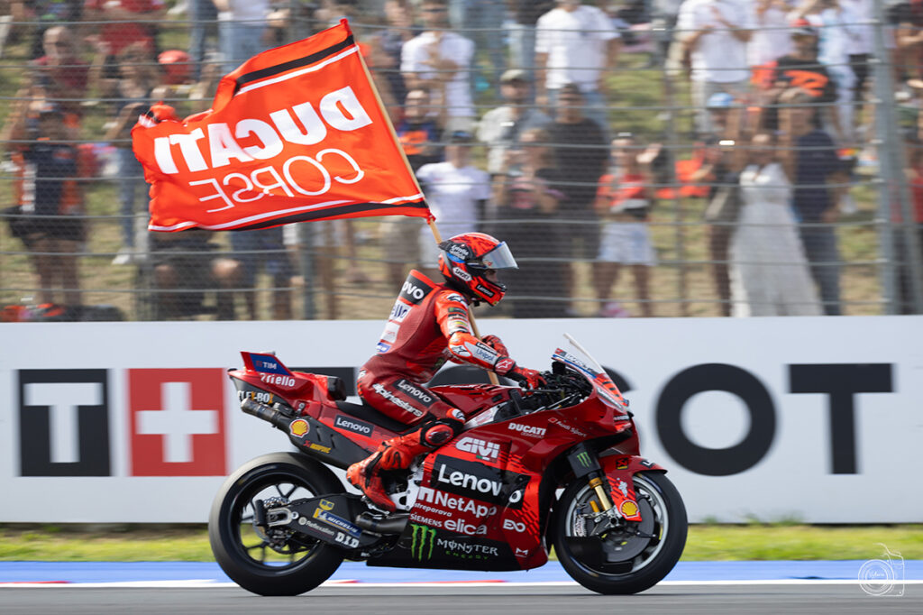 MotoGP, Marc Marquez si impone nel GP di San Marino battendo Bezzecchi. Bagnaia caduto