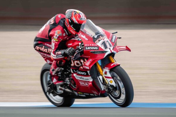 Superbike, Bulega doma anche la pioggia e trionfa in gara-1 ad Assen ...