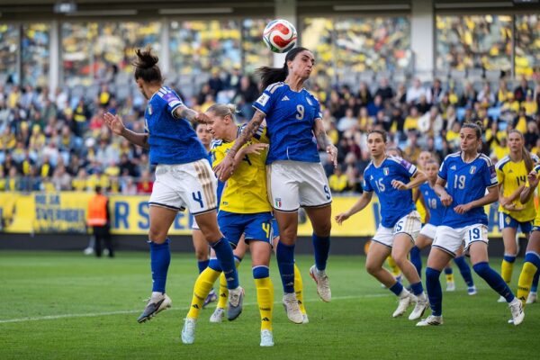 Calcio femminile, l'Italia spreca il doppio vantaggio e pareggia in ...